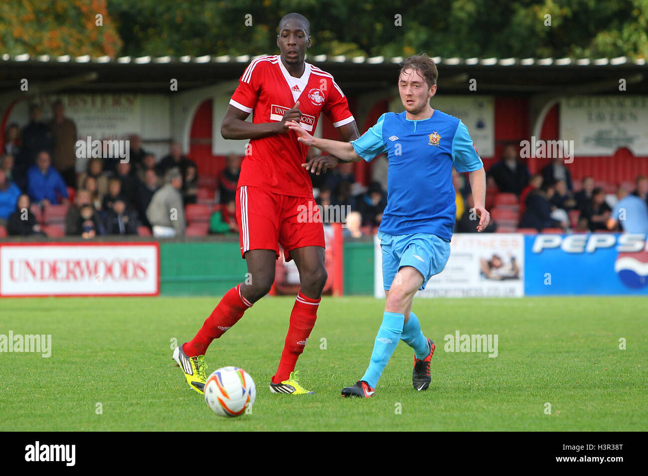 Moussa Diara of Hemel Hempstead Town and Joey May of AFC Hornchurch ...