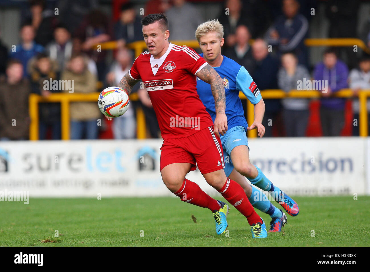 Ben Mackey of Hemel Hempstead Town evades Alex Bentley of AFC Hornchurch - Hemel Hempstead vs ...