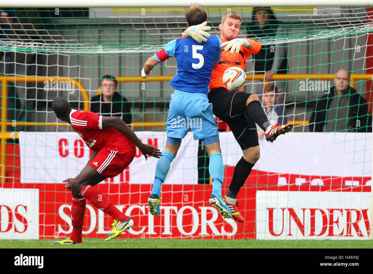 Laurie Walker of Hemel Hempstead Town denies Elliot Styles of AFC ...