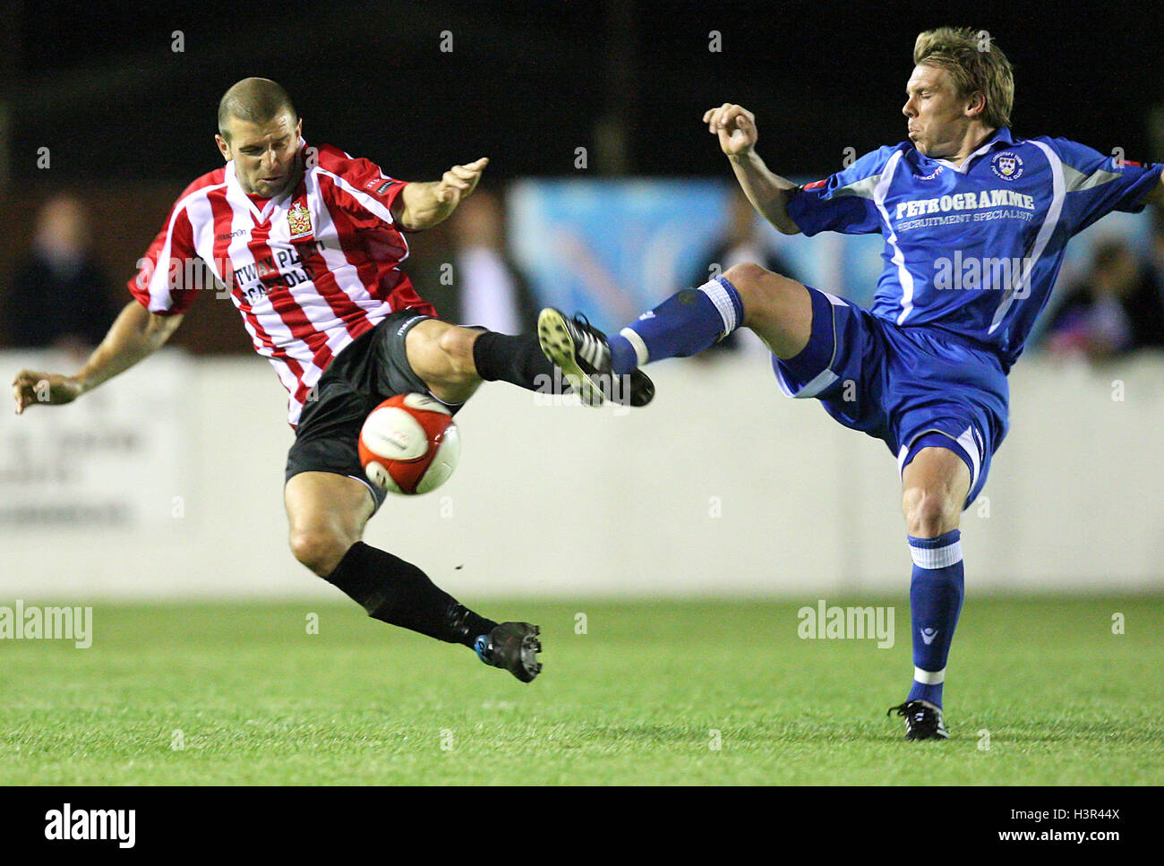 Dave McSweeney of Hornchurch challenges Danny Bloomfield of Lowestoft ...