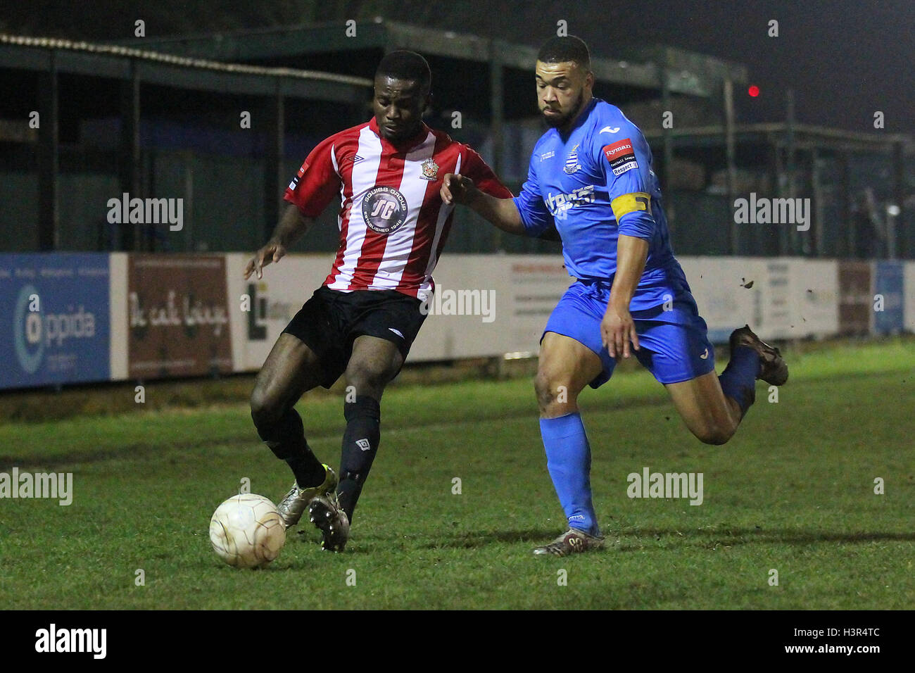 Nnamdi Nwachuku of Hornchurch tussles with Liam Thomas of Redbridge ...