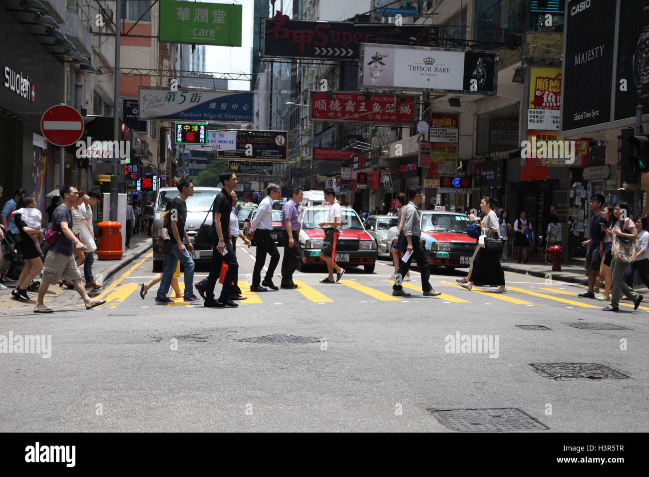 Chinese people crossing road in central district, Hong Kong island ...