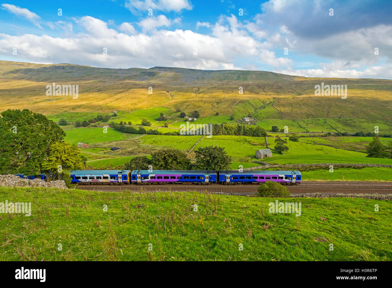 Northern line train hi-res stock photography and images - Alamy