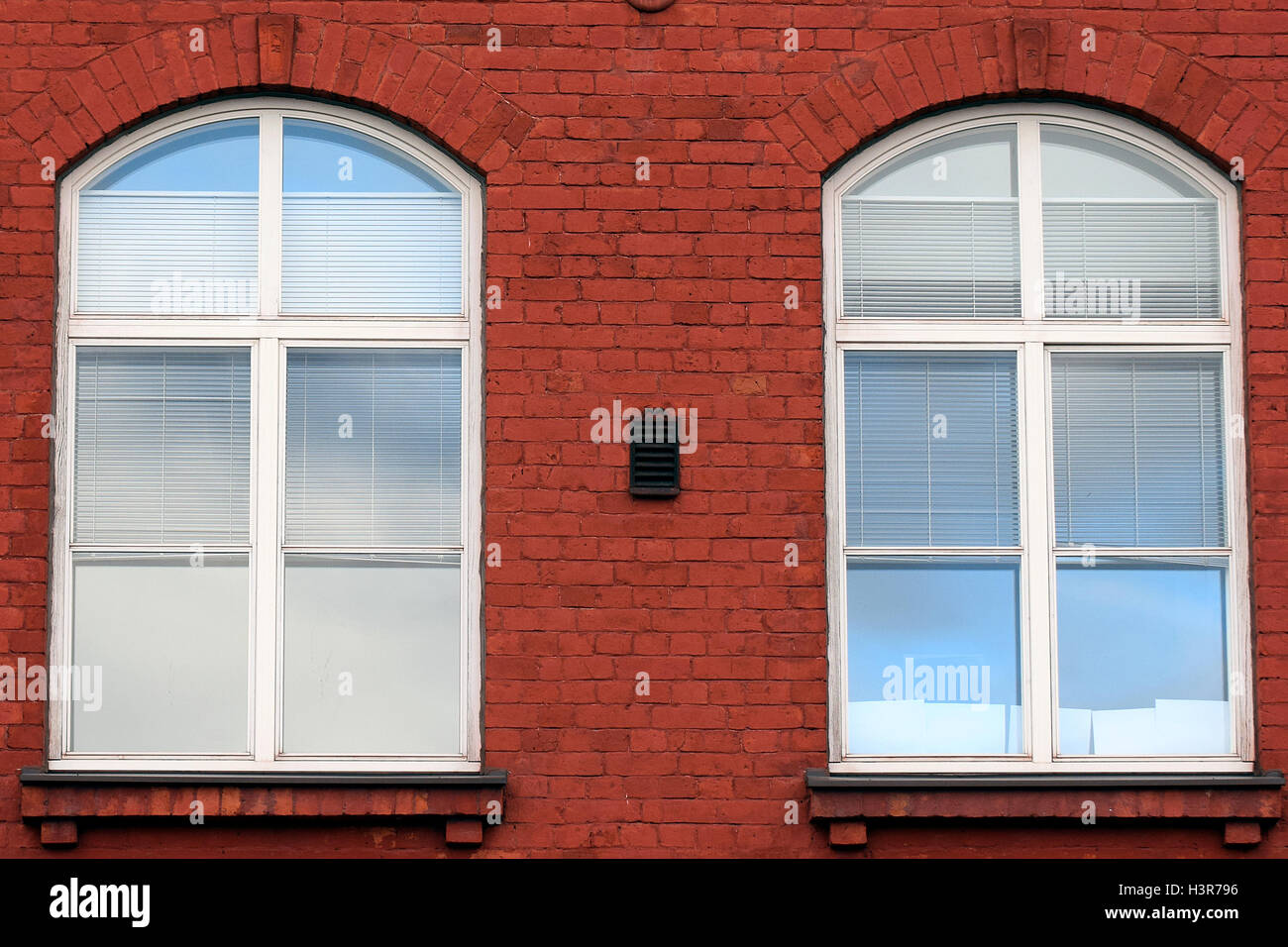 Brick building windows hi-res stock photography and images - Alamy