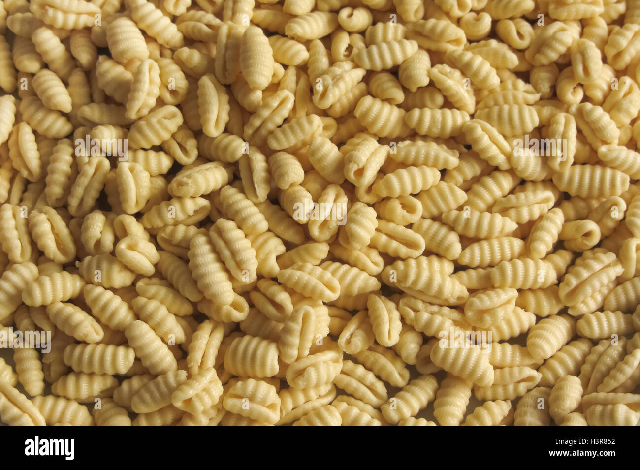 Uncooked Italian pasta texture Stock Photo - Alamy