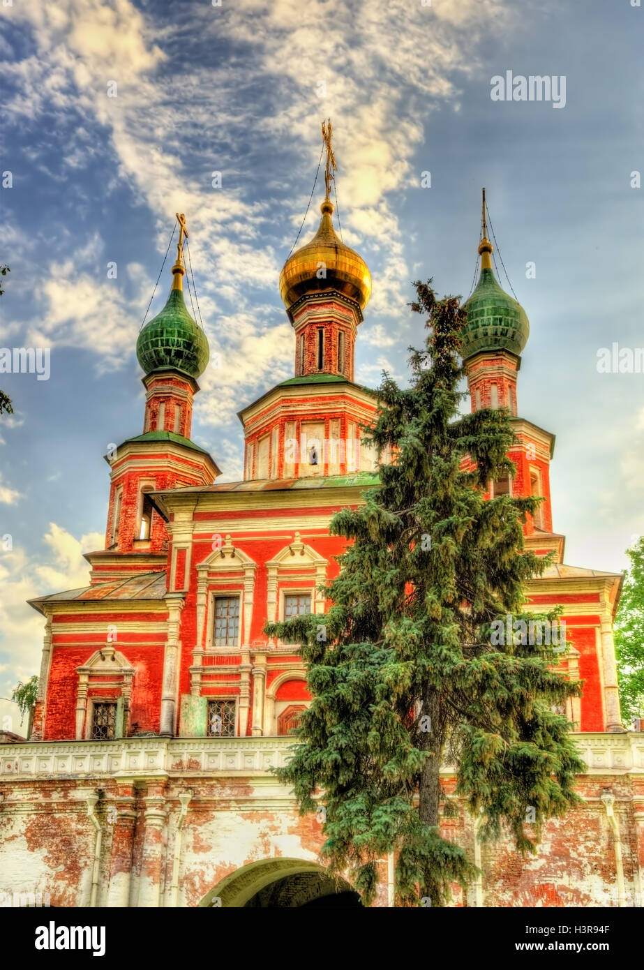 Gateway church of the Transfiguration at Novodevichy Convent - a UNESCO ...