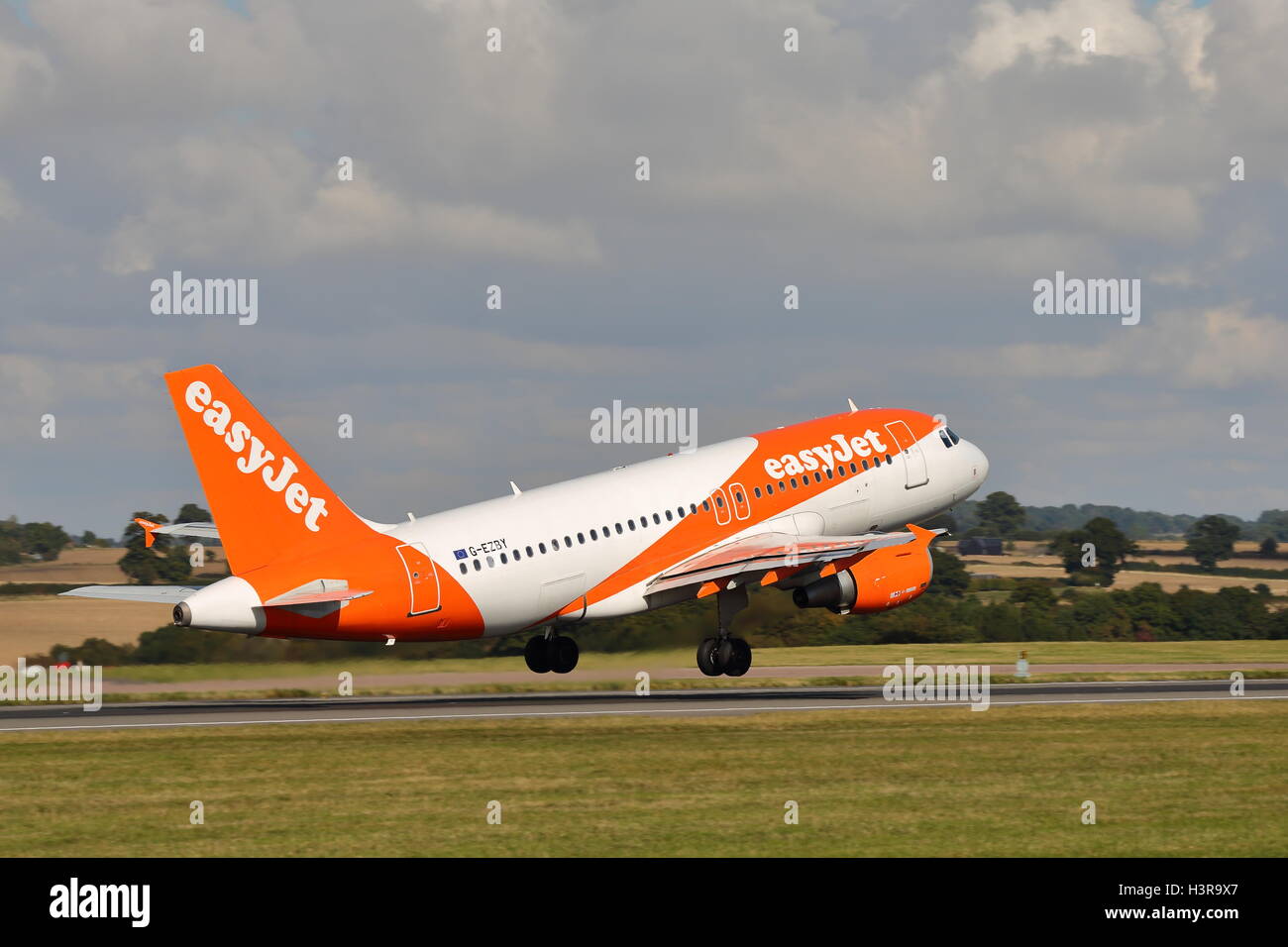 Easyjet airline livery aircraft airplane hi-res stock photography and ...