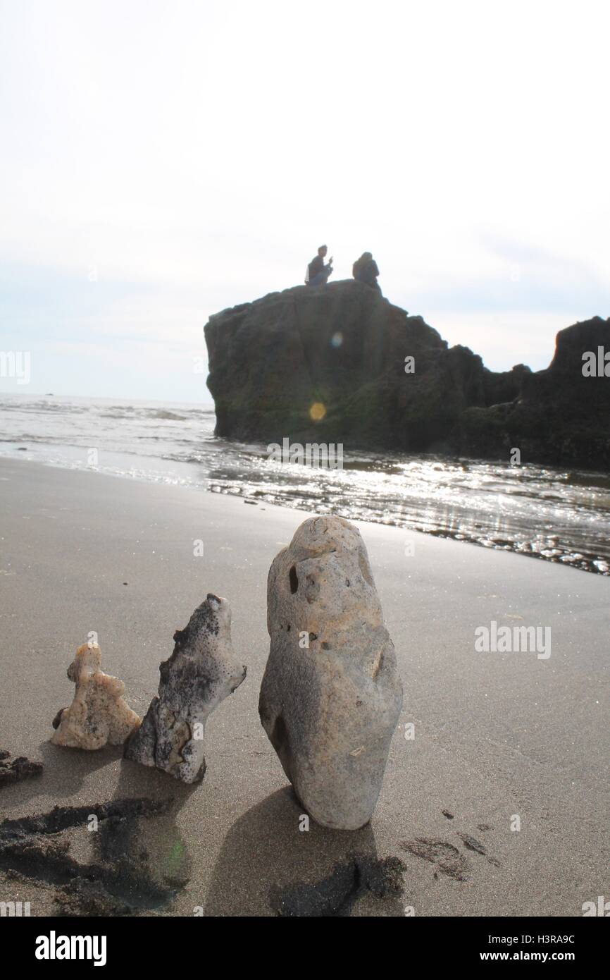 Silhouette couple on beach hi-res stock photography and images - Alamy