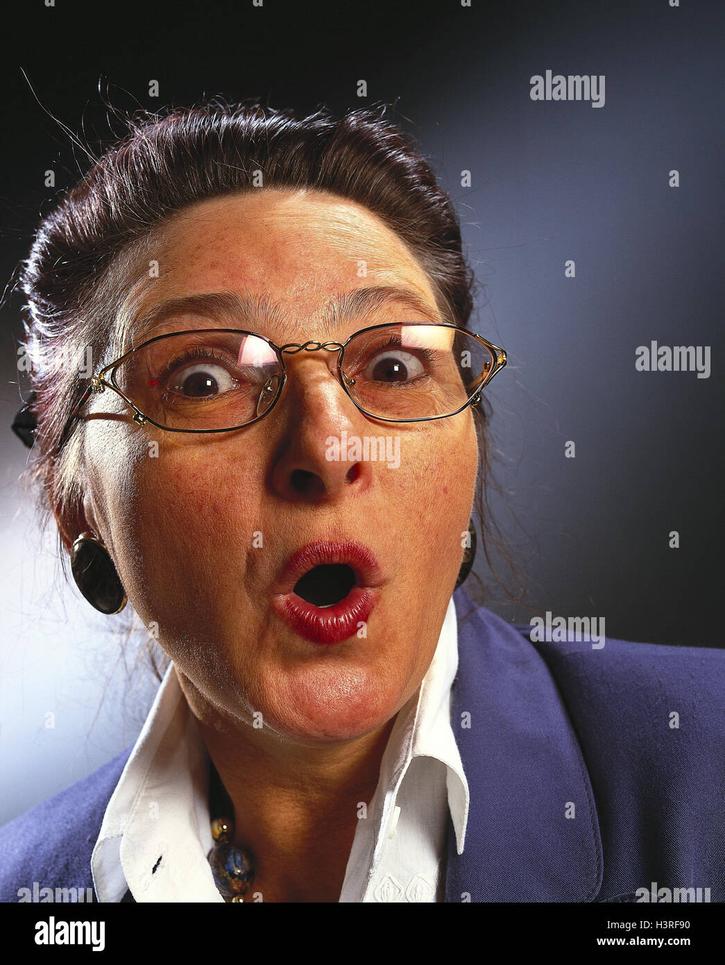 Woman, glasses, high hairdo, facial play, is surprised, surprises ...