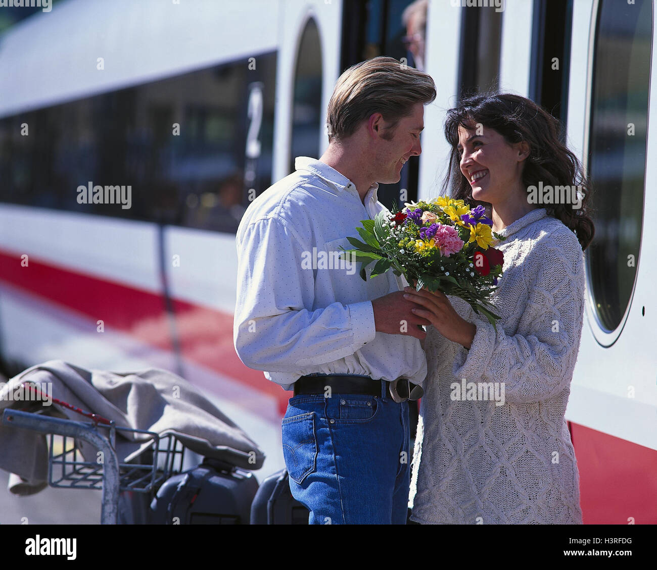 Railway station, couple, young, falls in love, flowers, greeting, joy ...