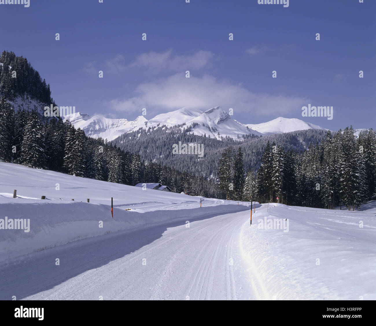 Covered street hi-res stock photography and images - Alamy