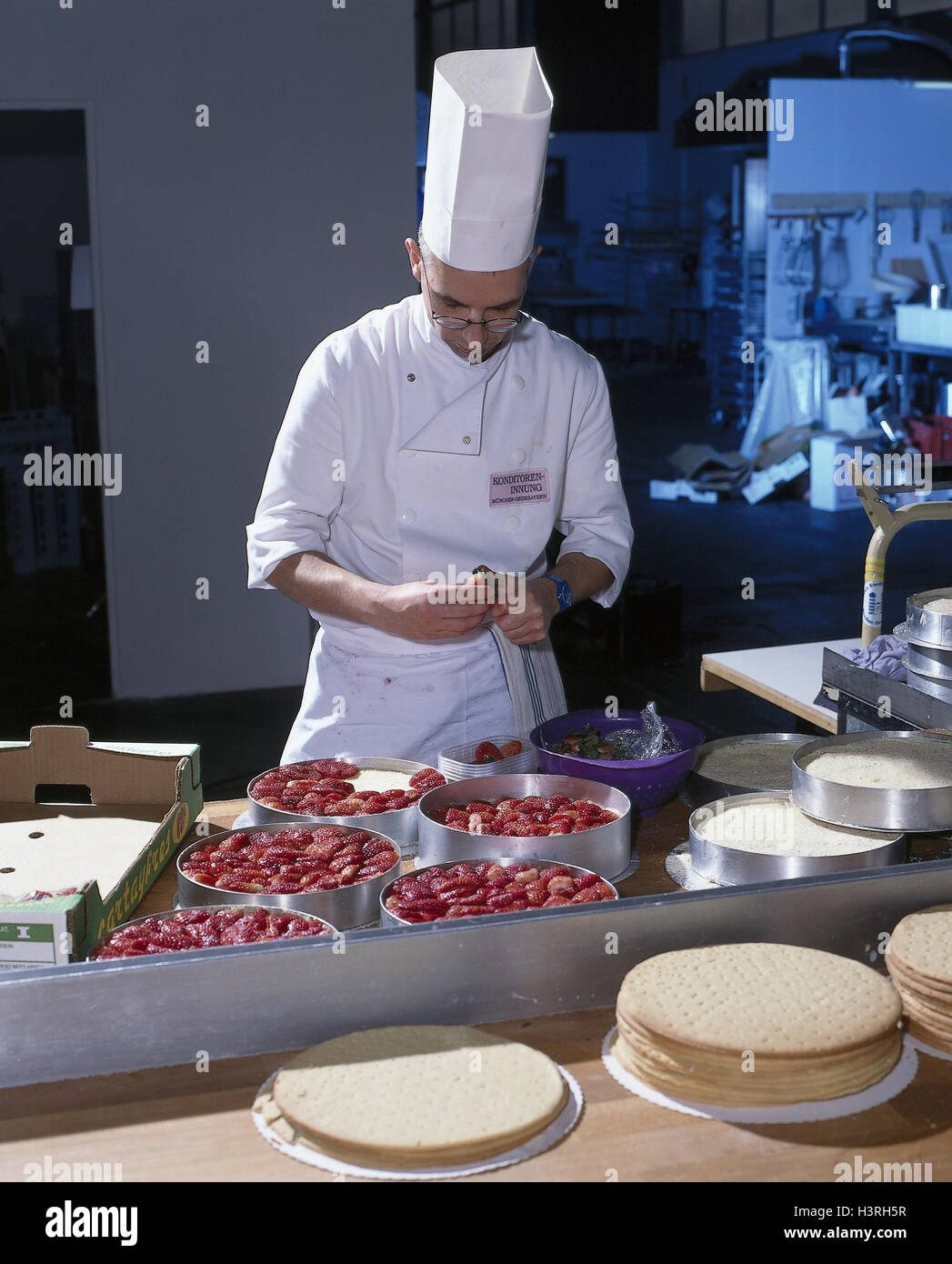 Confectioner, production, strawberry cake man, occupation, work, work ...
