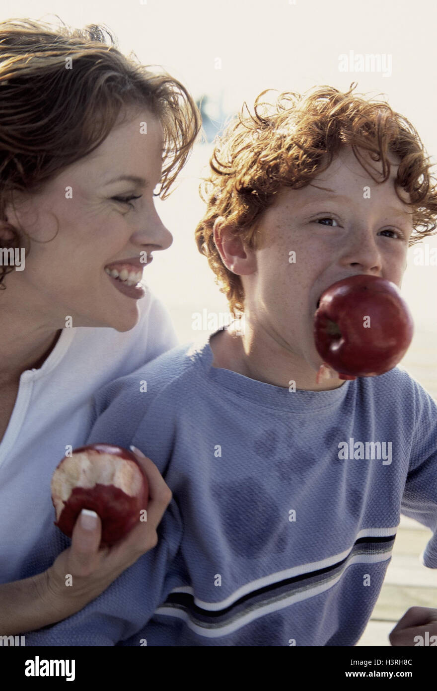 Mother, son, happy, apples, eat, portrait, woman, young, boy, child ...