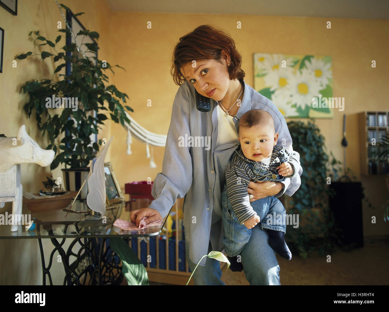 Woman, housework, to dust bumf, call up, hold baby, nut, child, carry ...