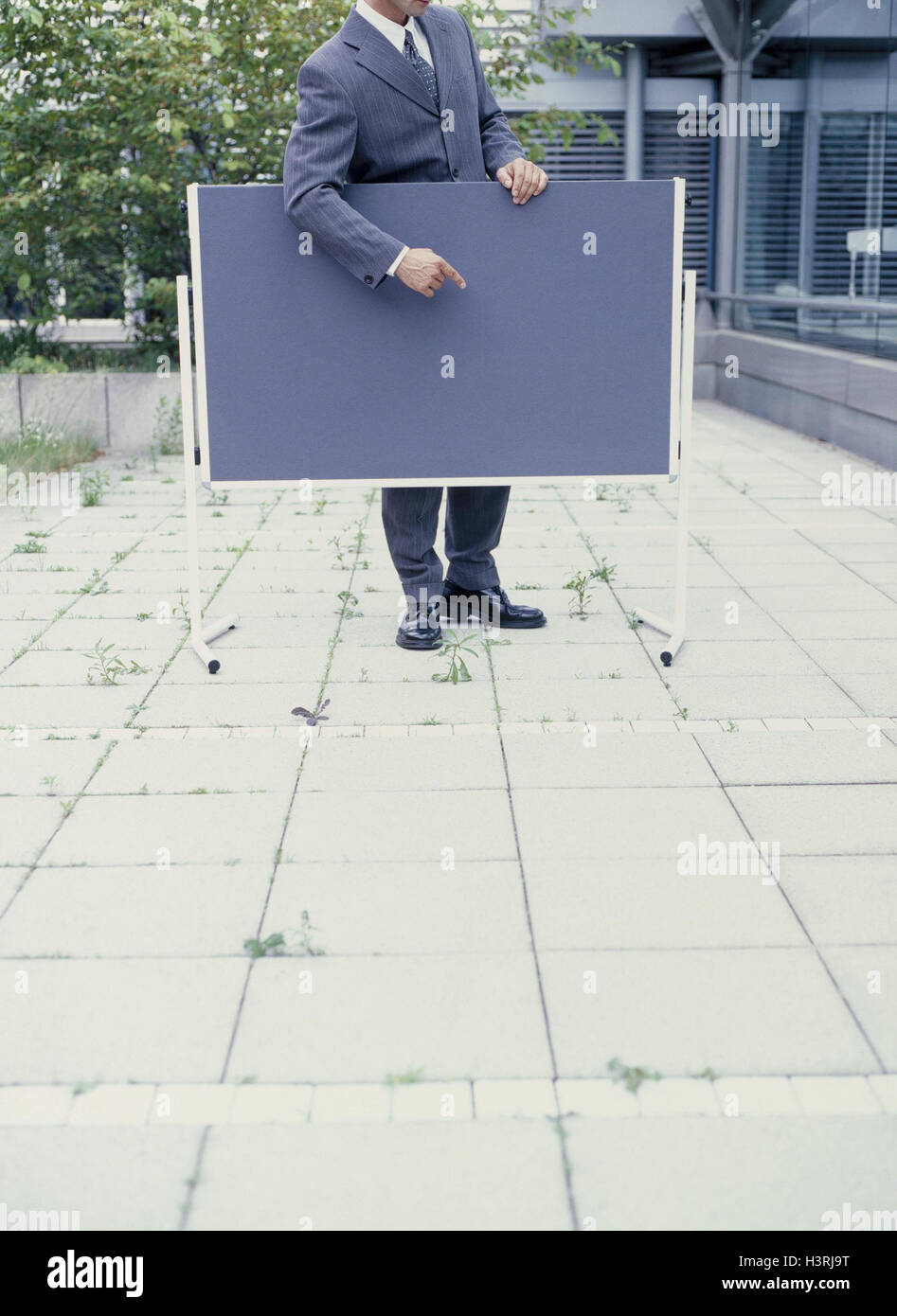 Businessman, presentation notice board, blank, tip, outside, business ...