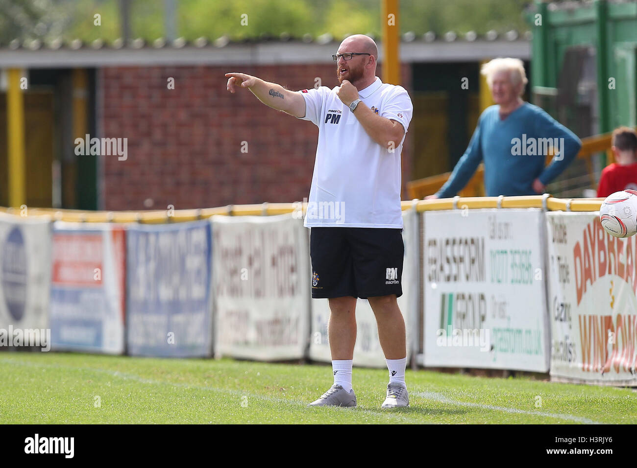 Romford manager Paul Martin - Romford vs Burnham Ramblers - Ryman ...