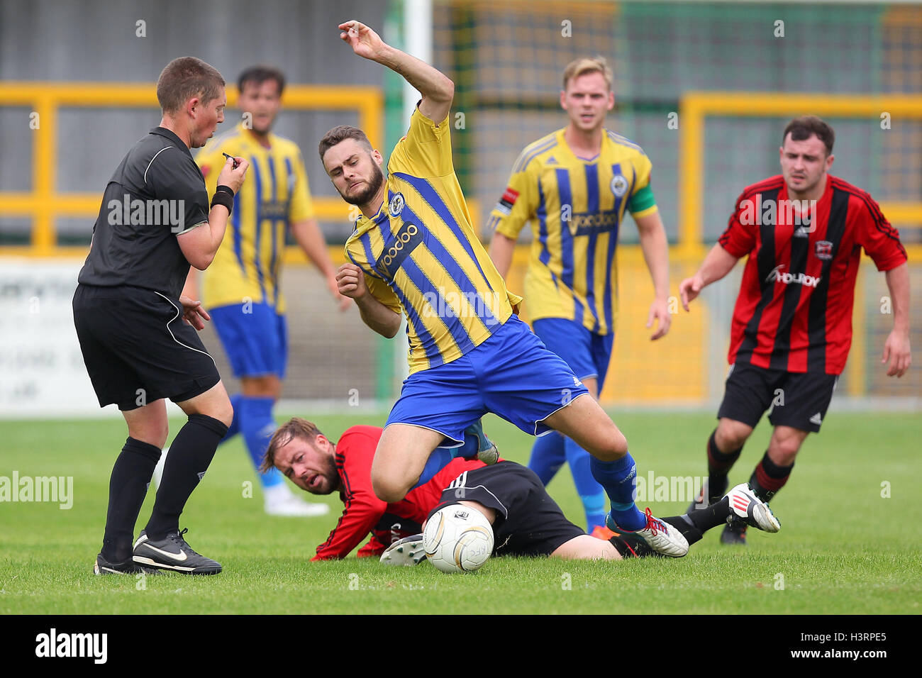 Paul Clayton in action for Romford - Romford vs Saffron Walden Town ...