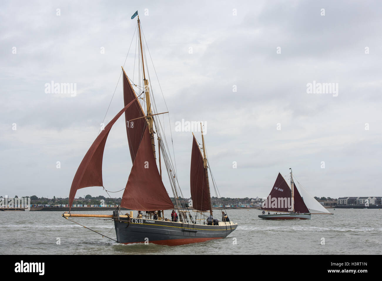 Sailing smack CK18 Pioneer tacking off Mersea Stone in the Colne ...