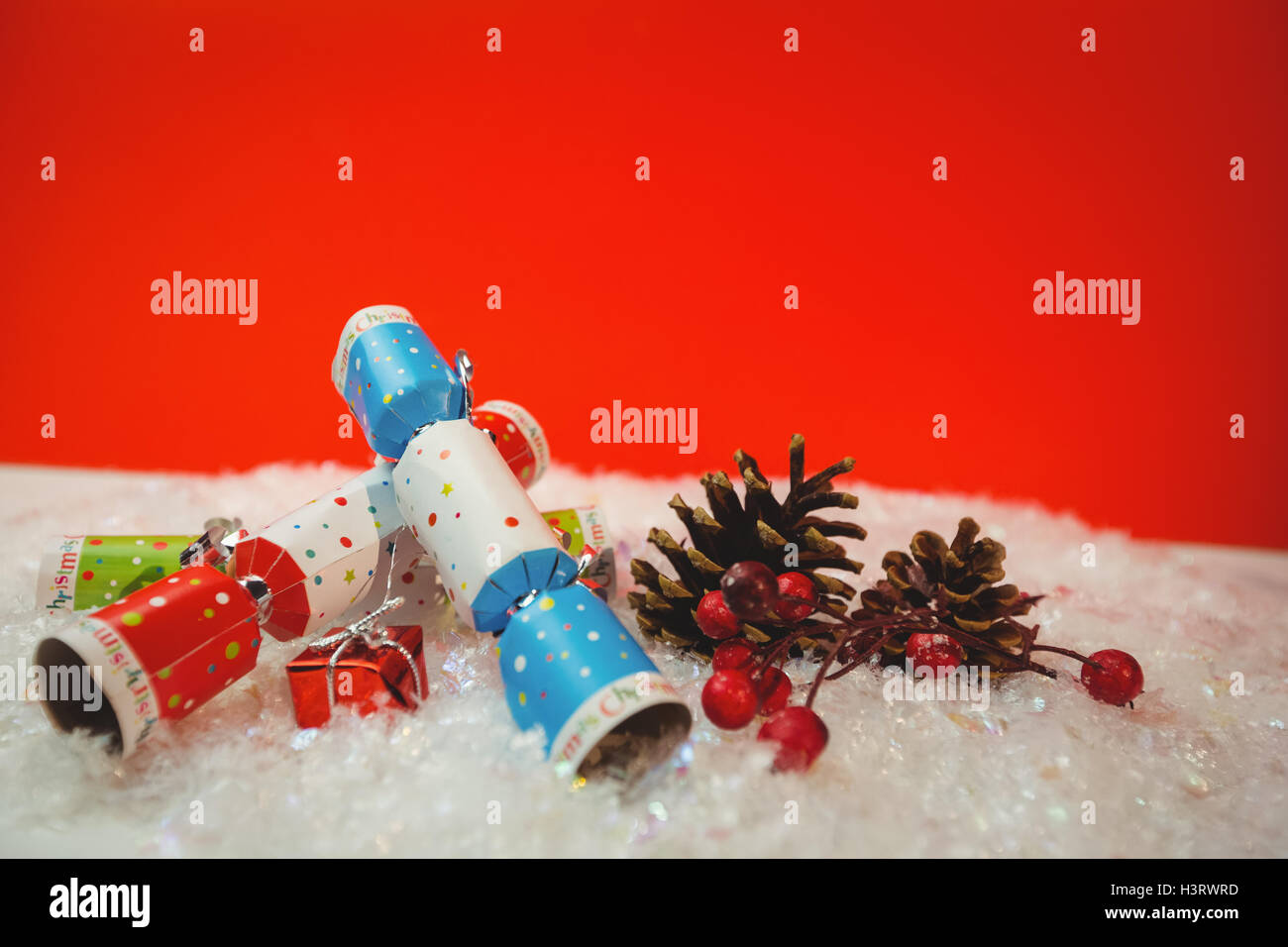 Box of christmas crackers hi-res stock photography and images - Alamy