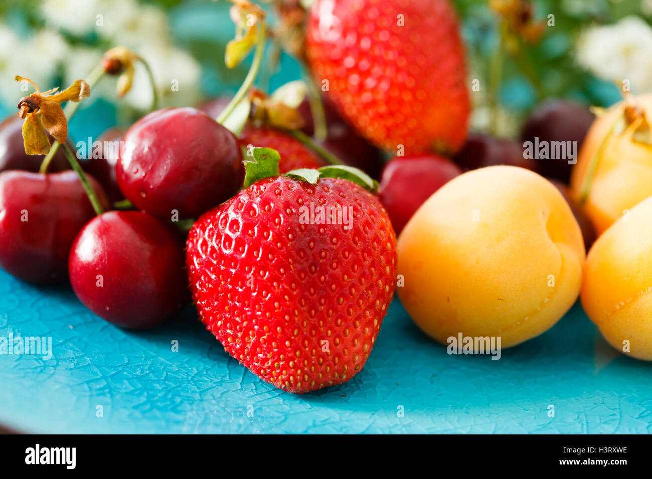 Strawberry fruit heap leaf hi-res stock photography and images - Alamy
