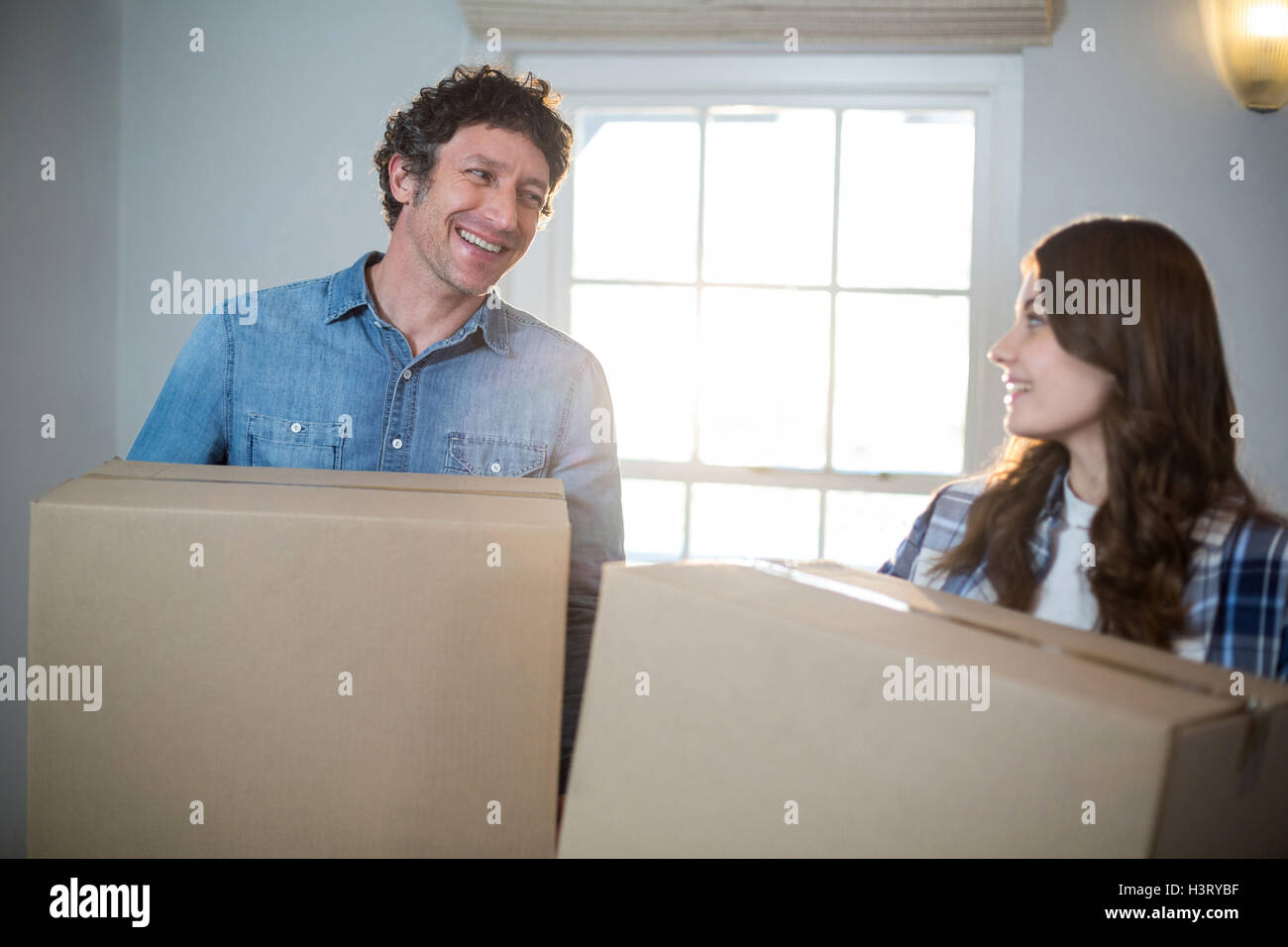Couple holding cardboard boxes Stock Photo - Alamy