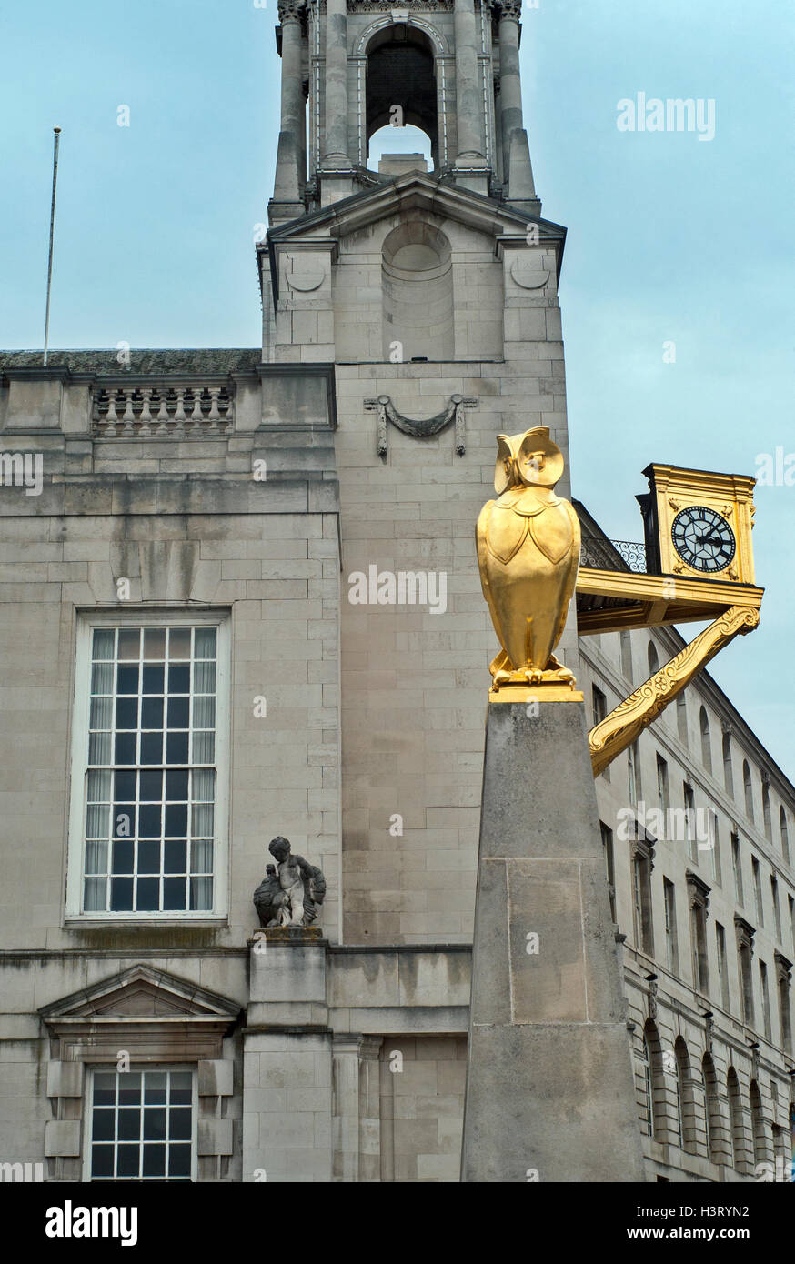 Leeds golden Owl, and Clock by the Civic Hall Tower, Leeds West ...