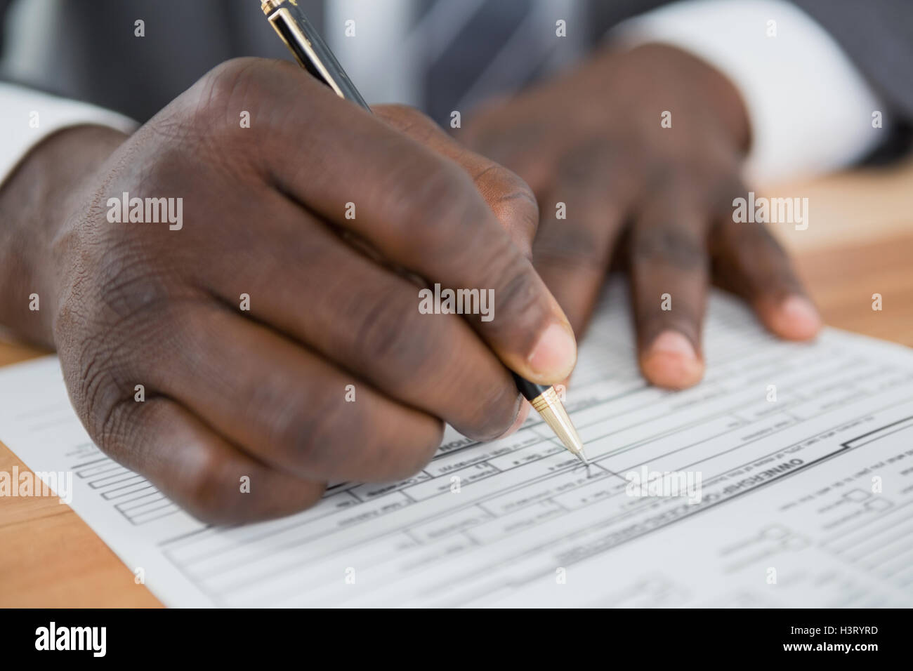 Man signing document hi-res stock photography and images - Alamy