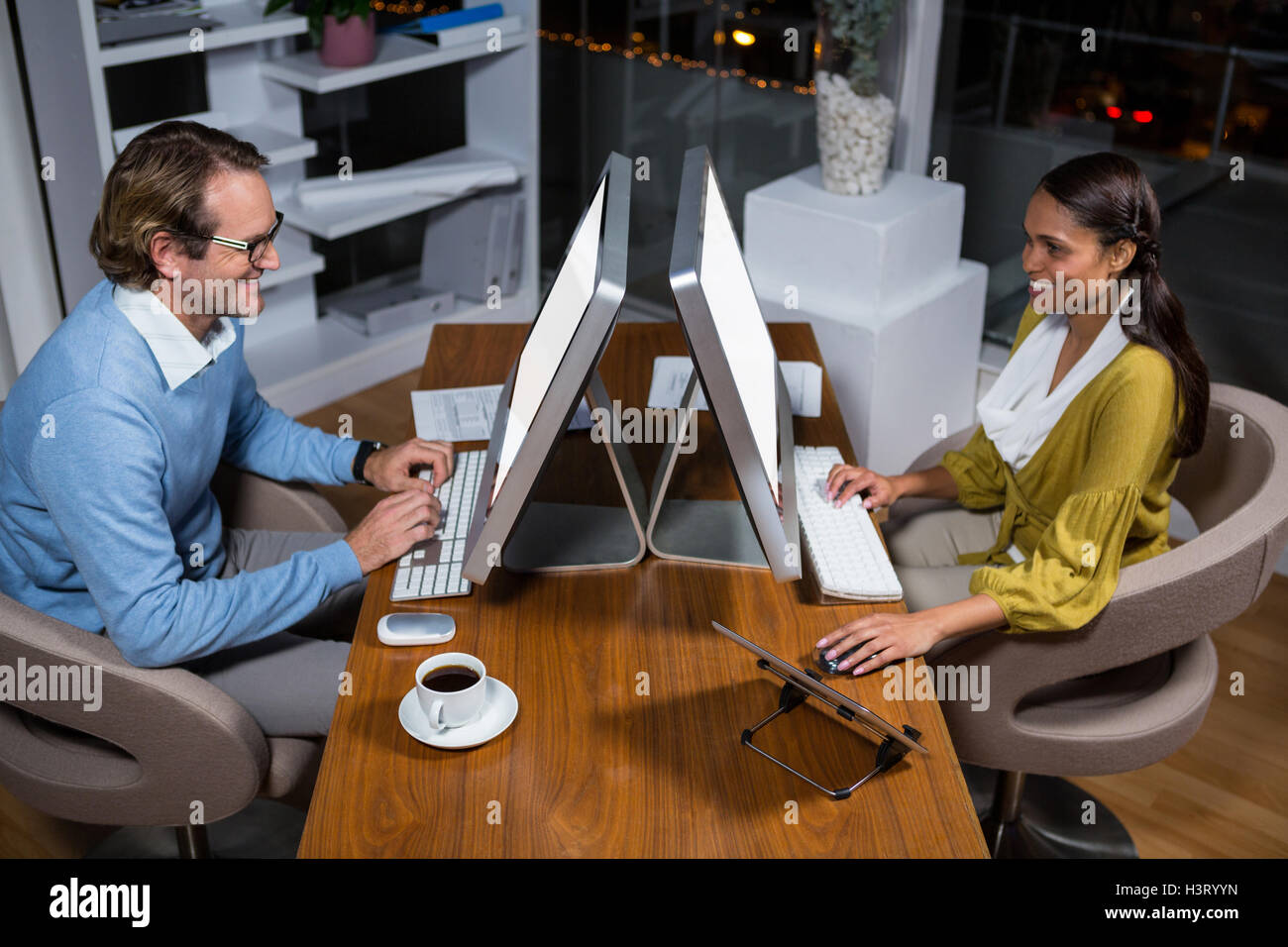 Business executives working on computer Stock Photo - Alamy