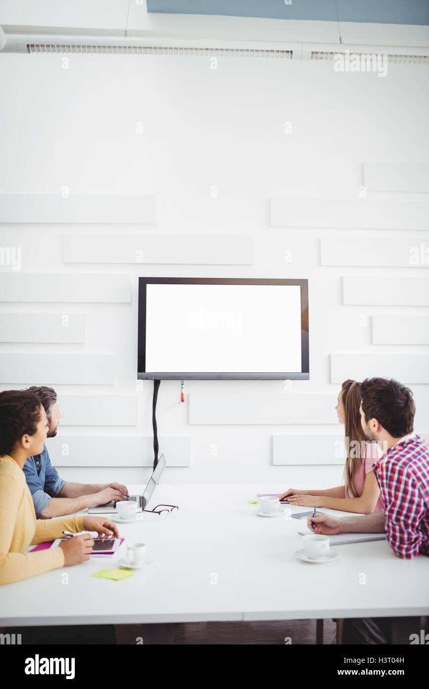 People watching tv hi-res stock photography and images - Alamy