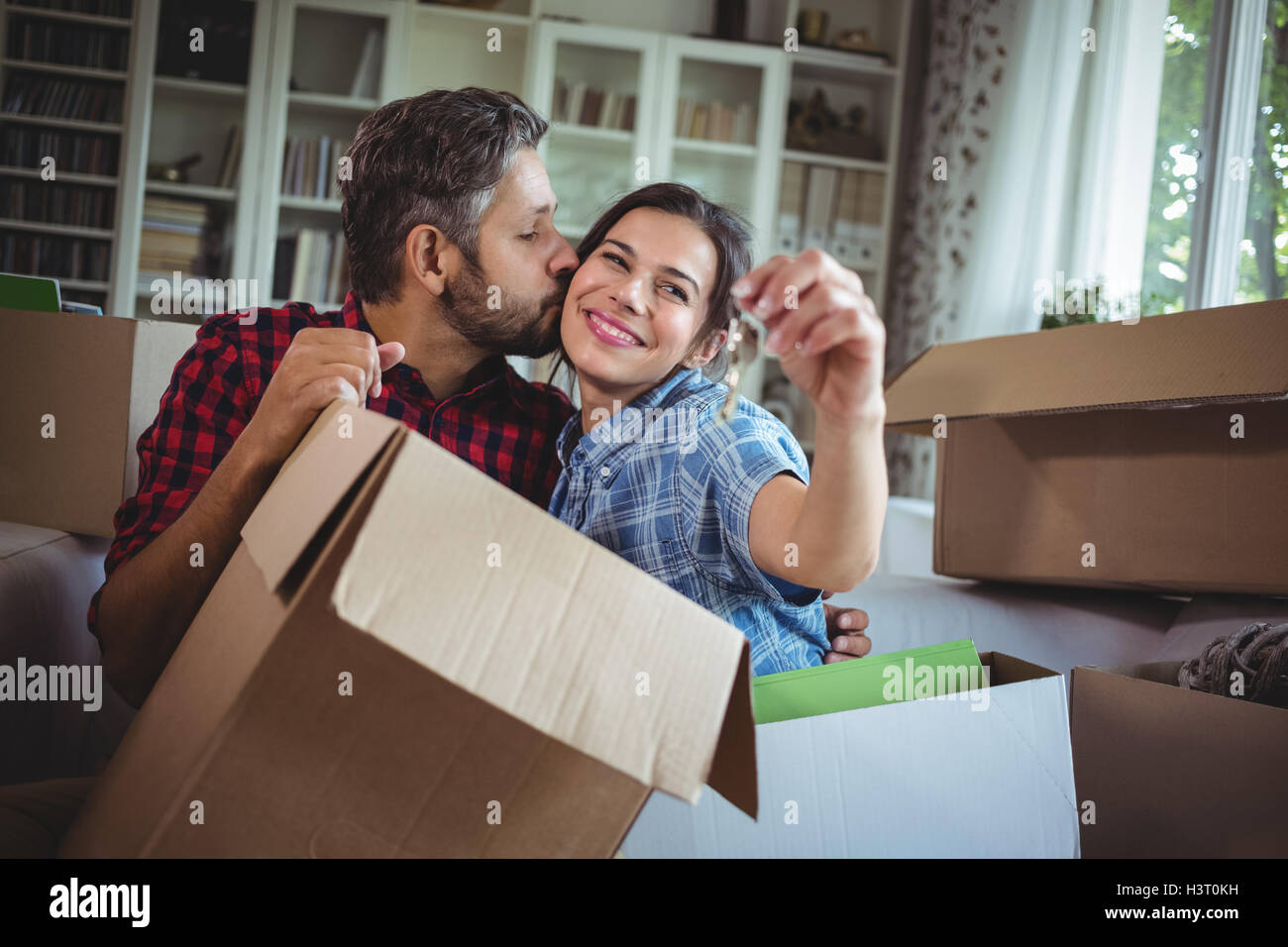 Couple moving new house kissing hi-res stock photography and images - Alamy