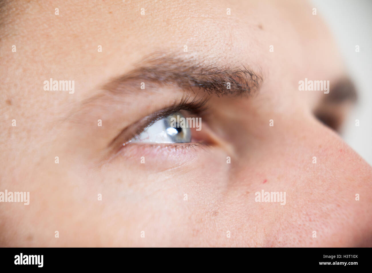 Man wearing contact lens Stock Photo - Alamy