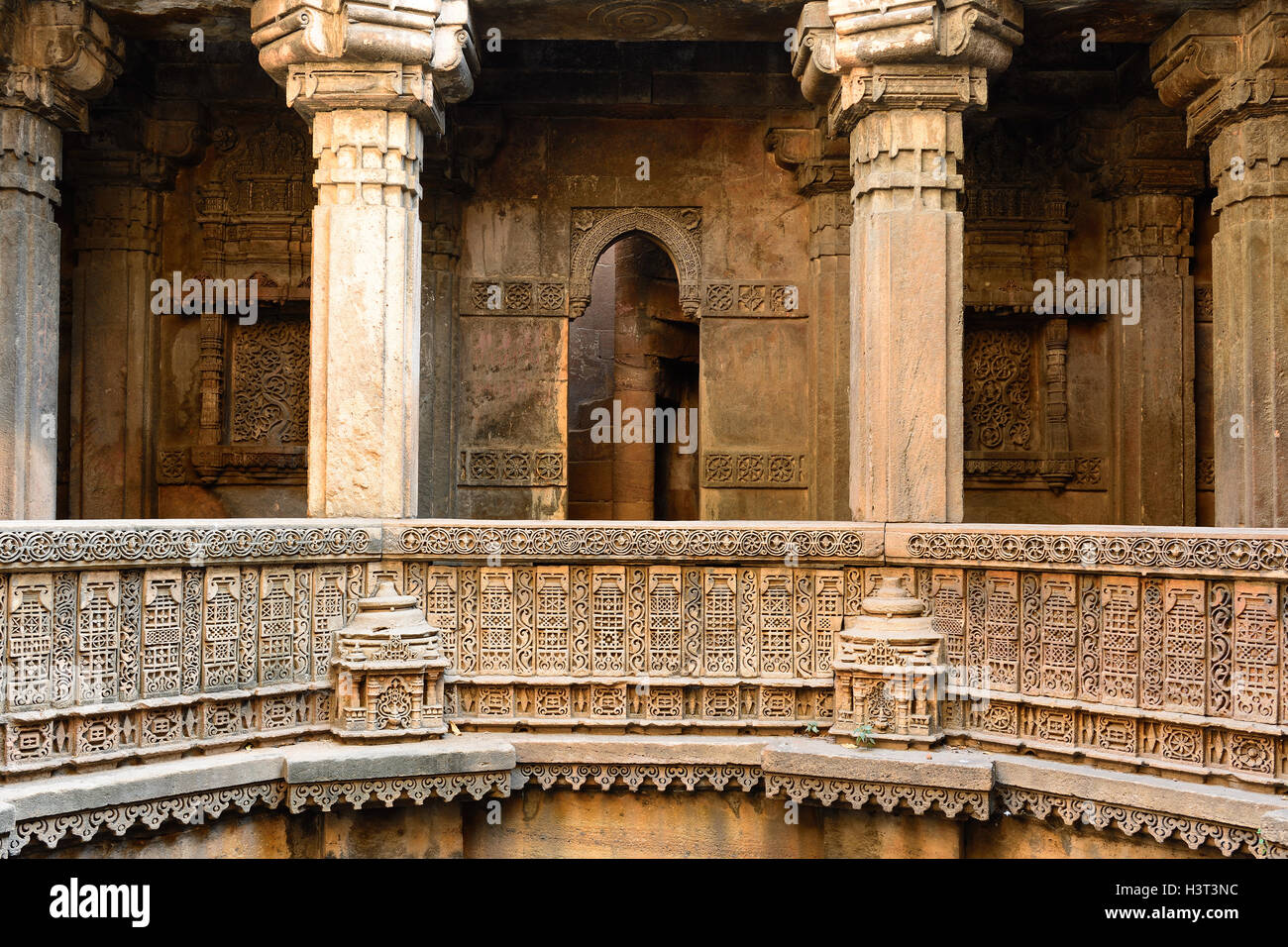 Adalaj stepwell architecture hi-res stock photography and images - Alamy