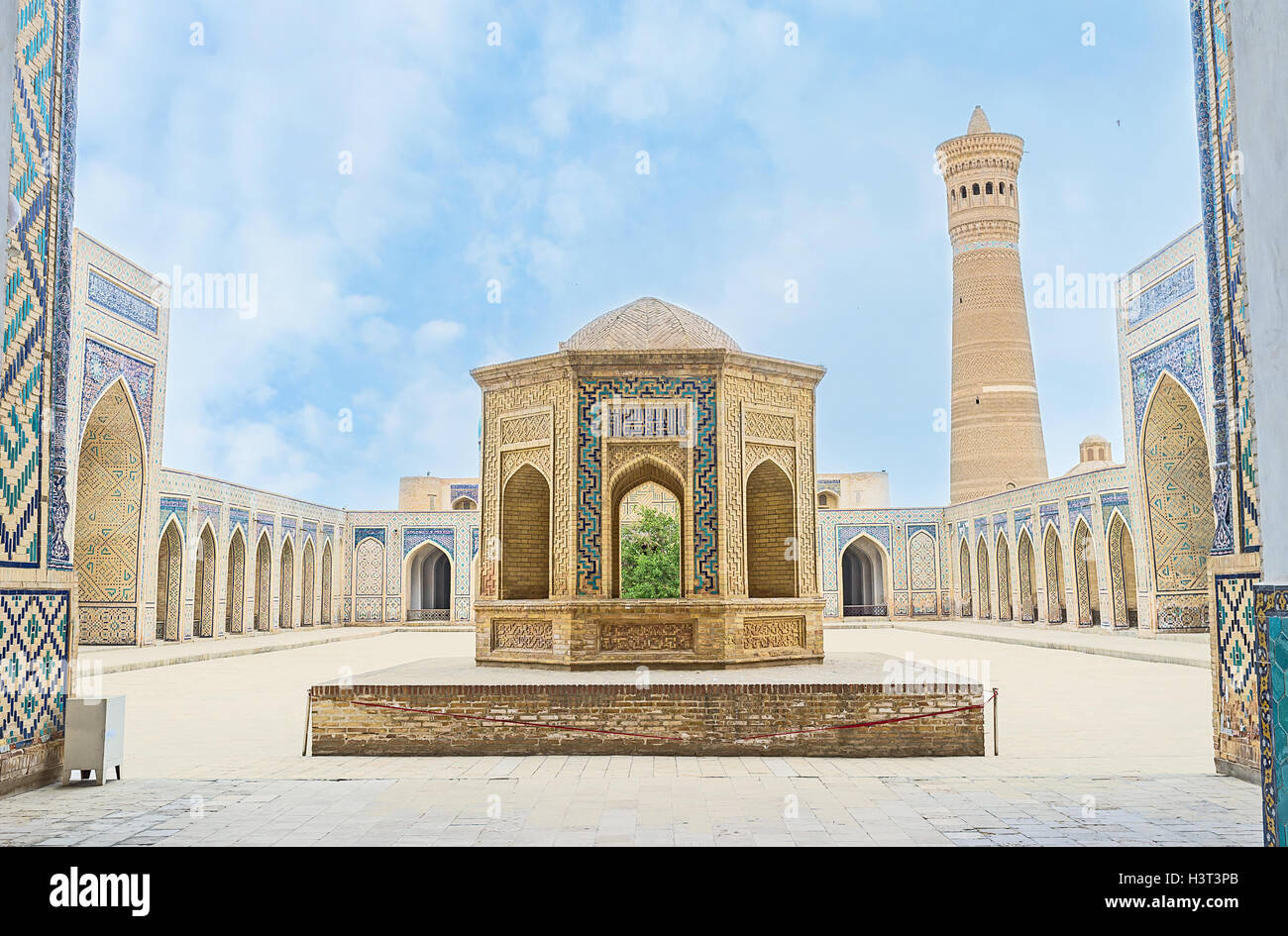 The sheikh tomb in the courtyard of Kalyan Mosque with the Great ...