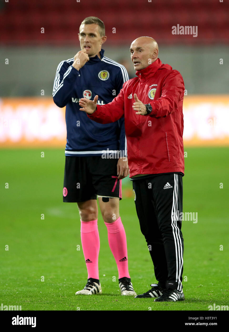 Scotland coach Andy Watson (right) speaks with Darren Fletcher (left ...