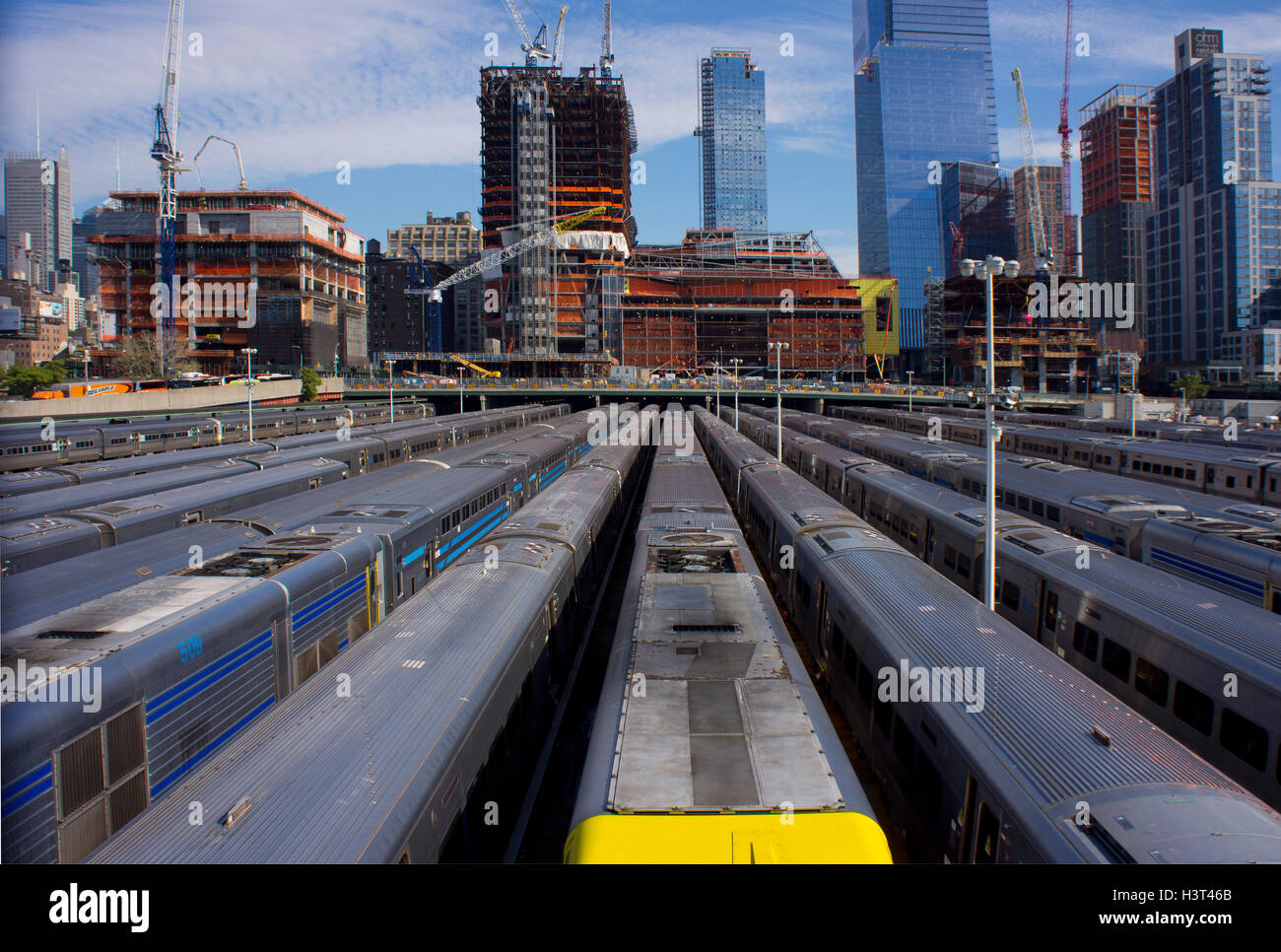 Manhattan trains hi-res stock photography and images - Alamy