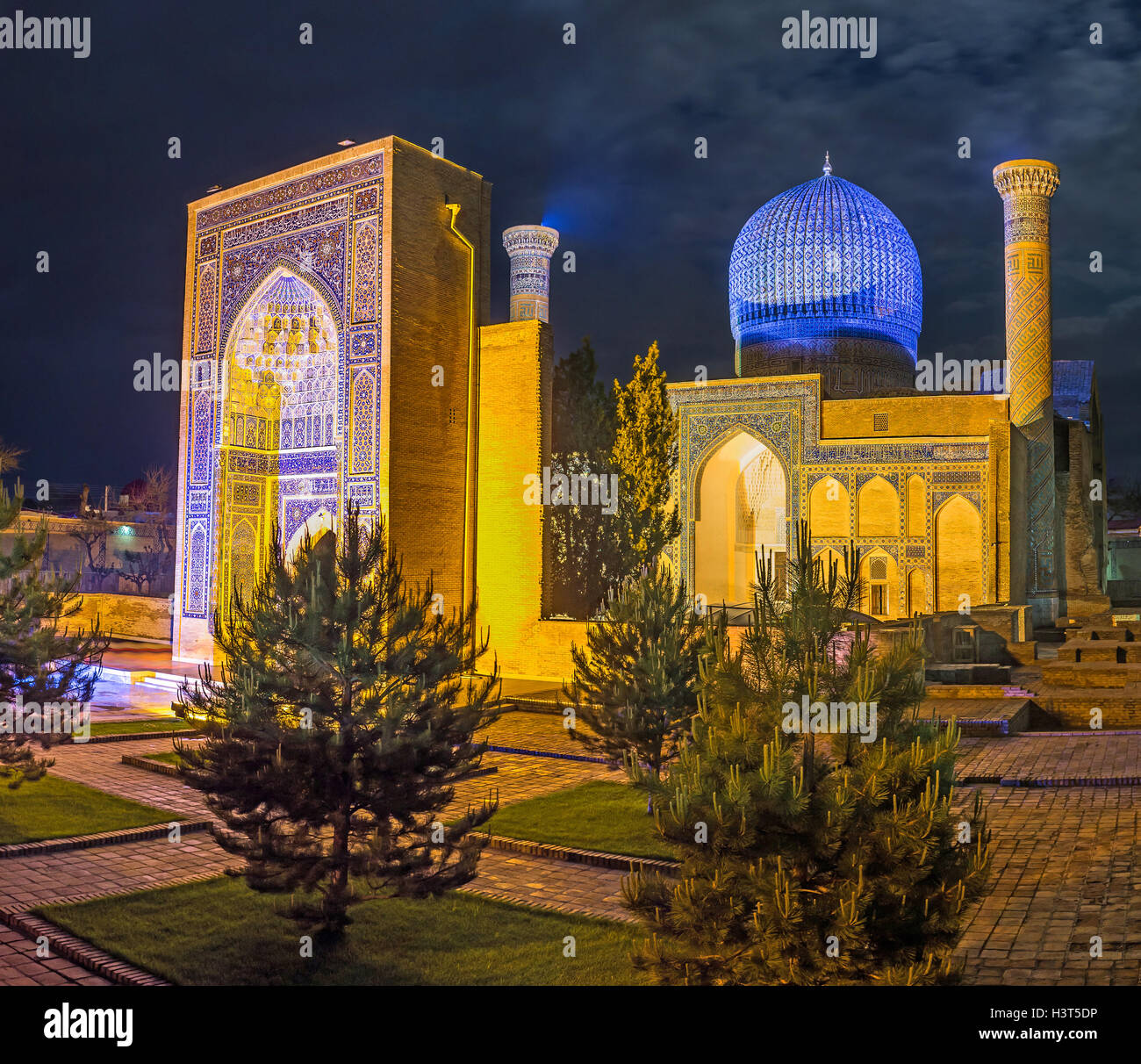 The evening Samarkand boasts the perfect illumination of the landmarks ...