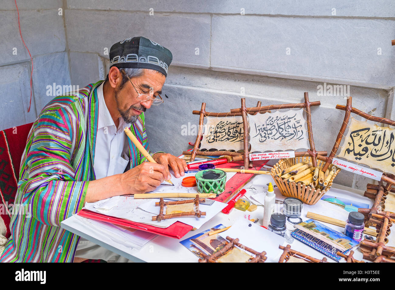 Arabic calligraphy man hi-res stock photography and images - Alamy