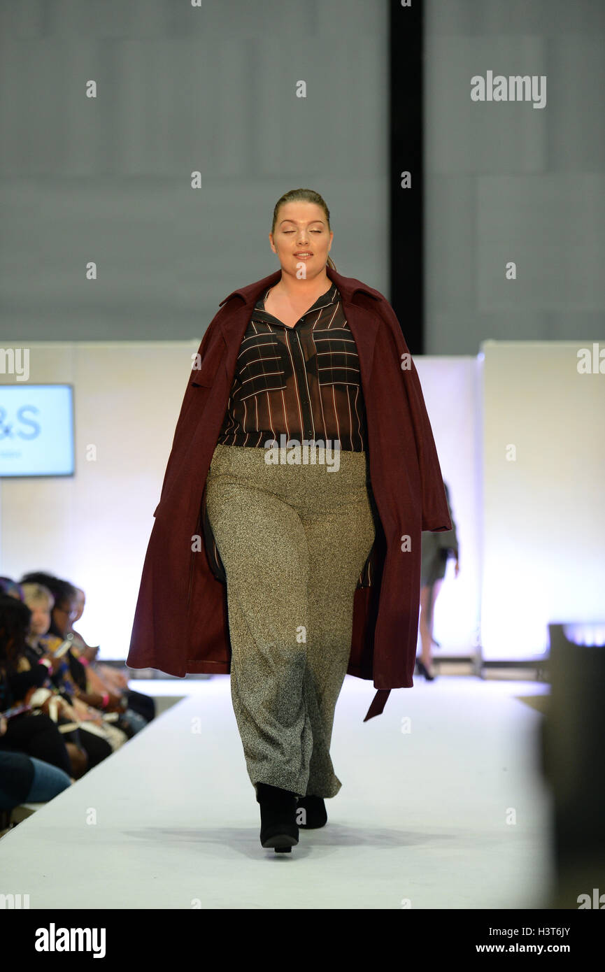 Plus size model catwalk hi-res stock photography and images - Alamy