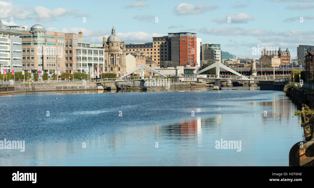 River Clyde looking East to the IFSD Tradeston footbridge and city ...
