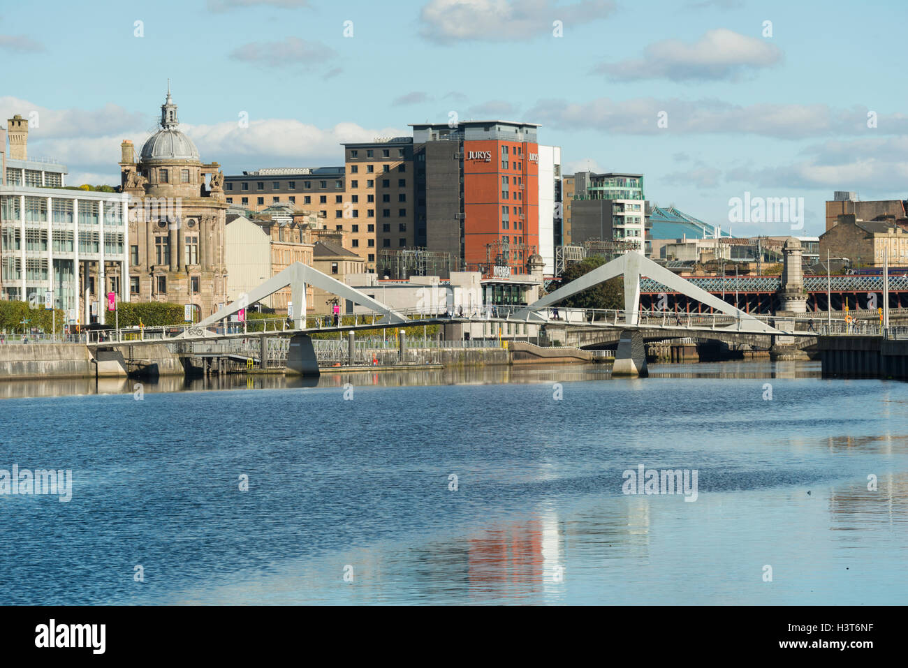 River Clyde looking East to the IFSD Tradeston footbridge and city ...