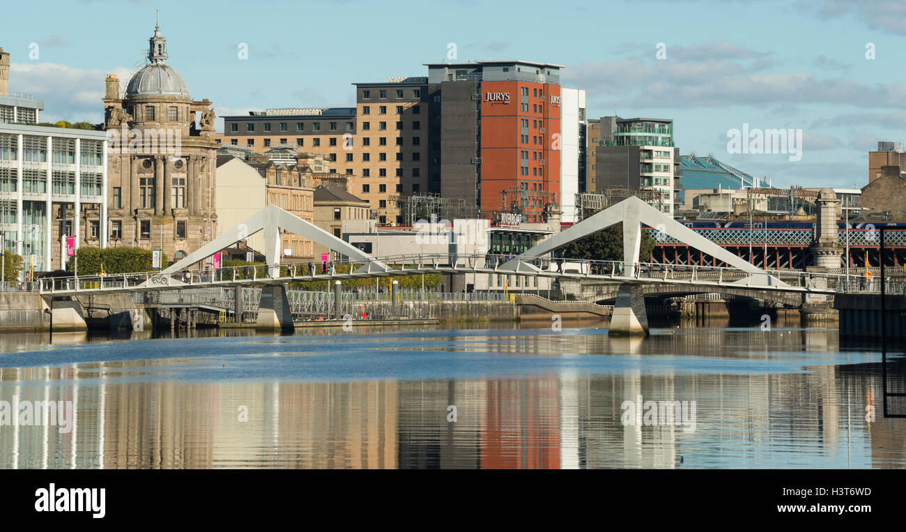 River Clyde looking East to the IFSD Tradeston footbridge and city ...