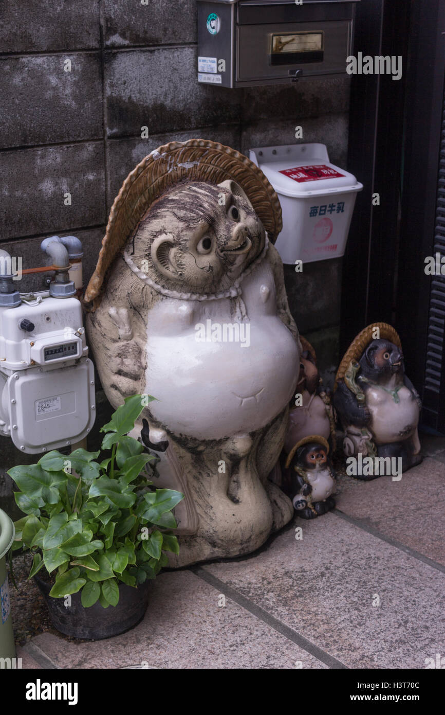 Tanuki statue hi-res stock photography and images - Alamy