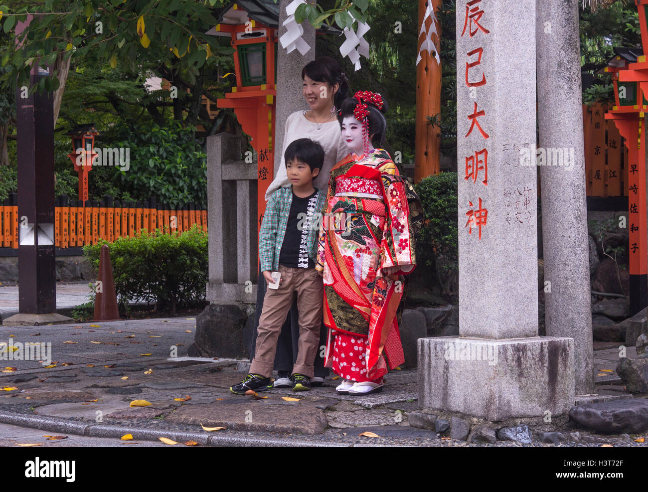 Young girl dressed as Geisha Stock Photo - Alamy