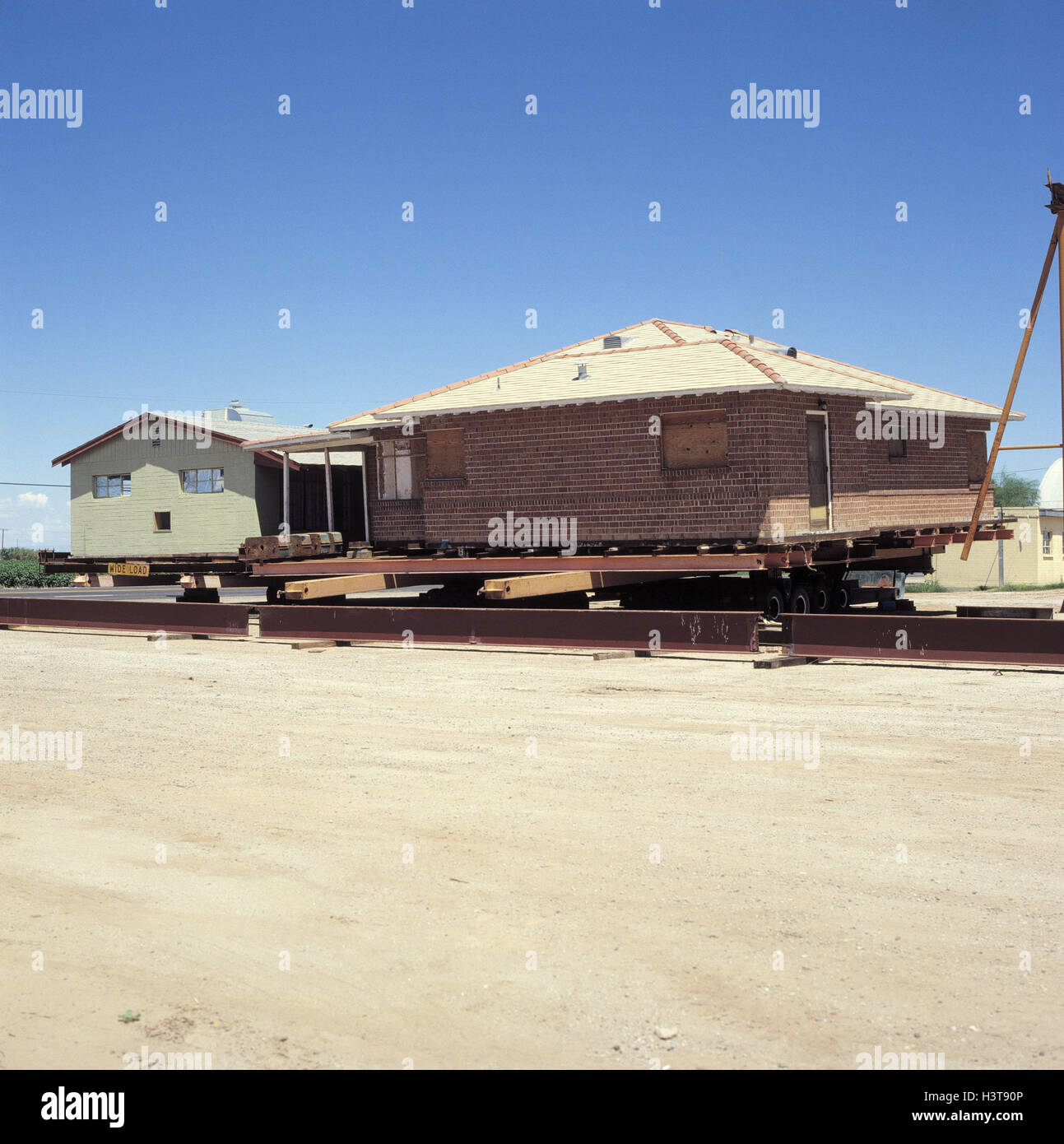 Low loaders hi-res stock photography and images - Alamy