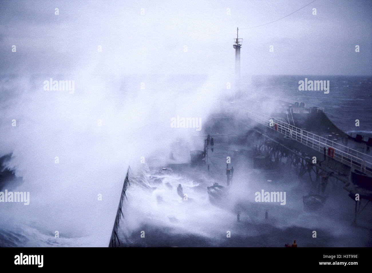 The North Sea, tanker, attack, wind force 10 ships, detail, bug, tanker ...