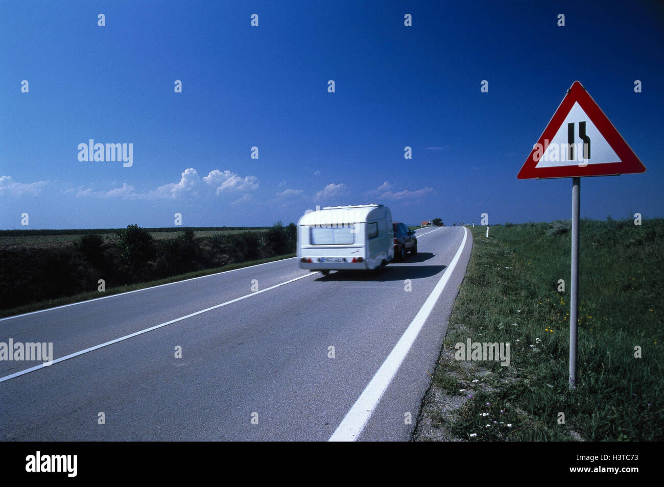 Country road, car, caravan, traffic sign, choking passage, on the right ...
