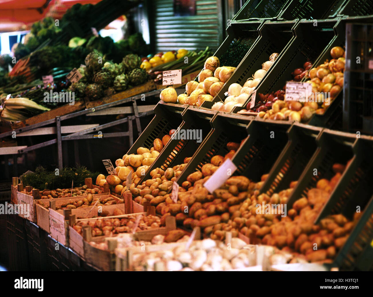 Vegetable market, detail, sales booth, potatoes, bulbs, outside, market ...