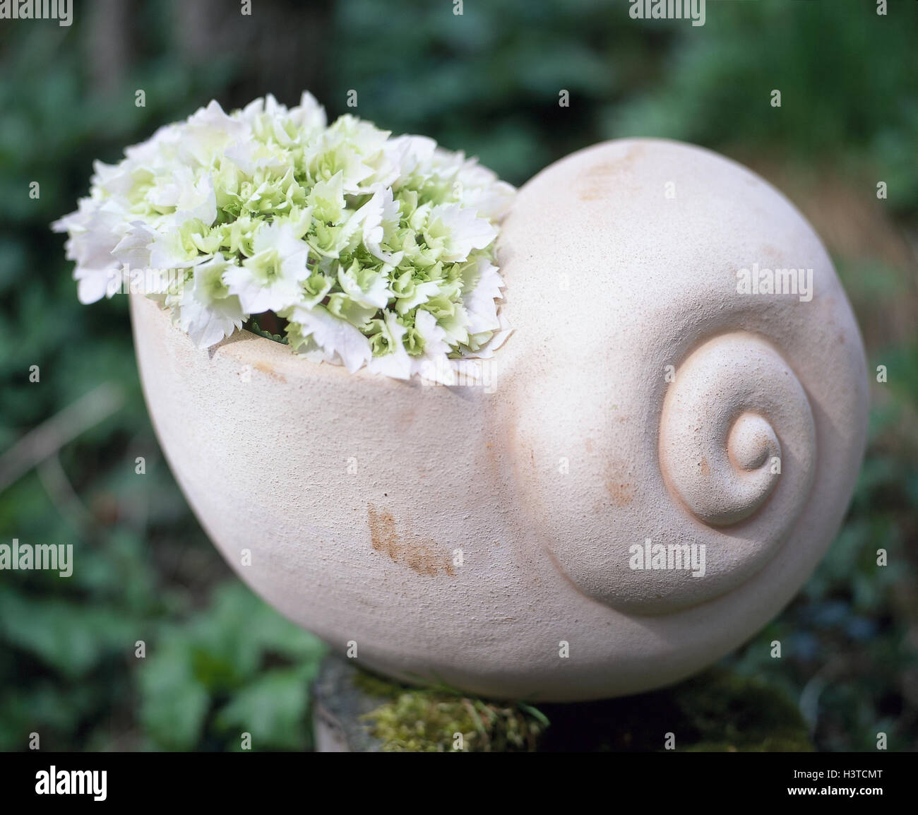 Ceramics escargot house hi-res stock photography and images - Alamy