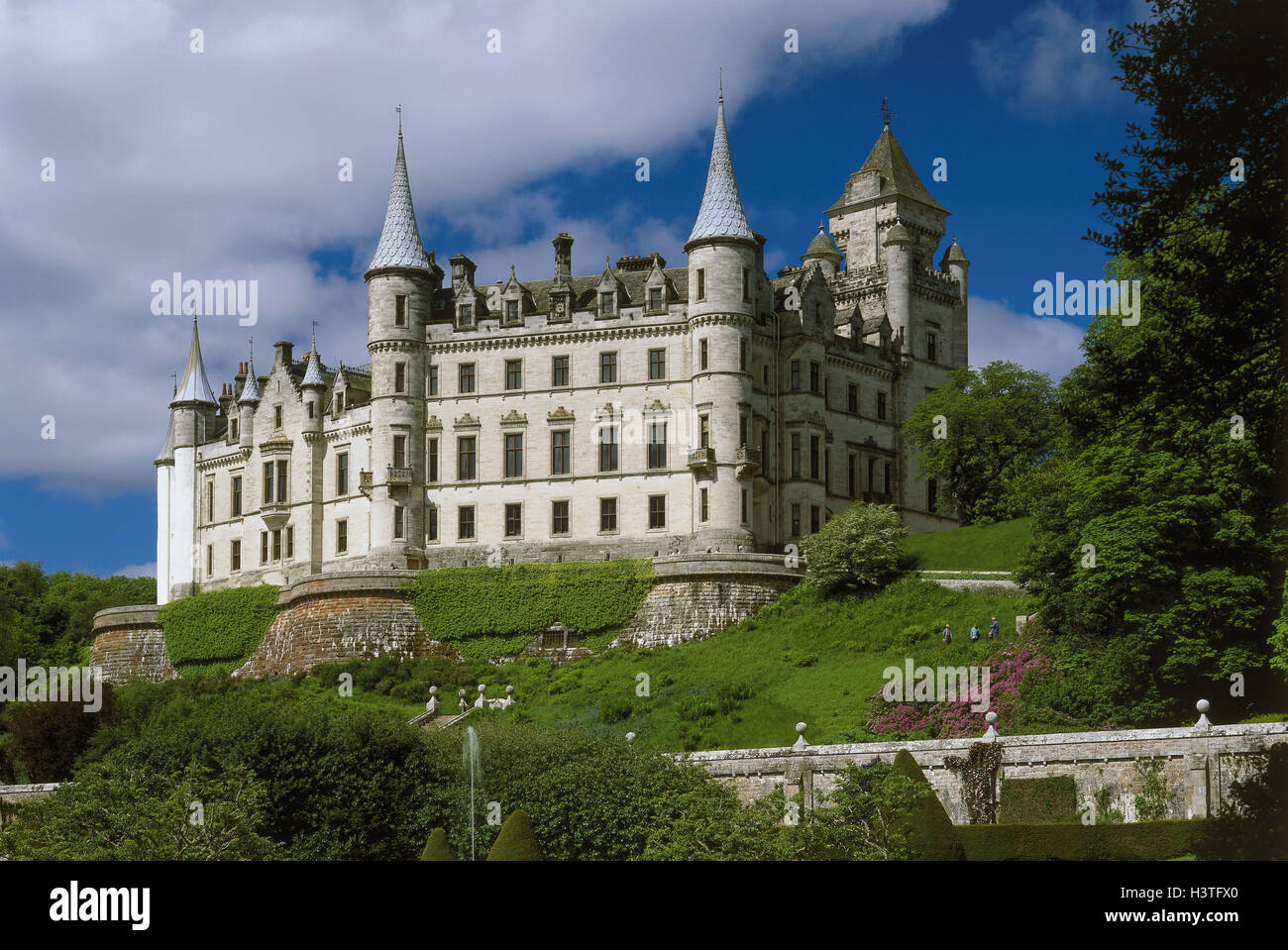 Dunrobin castle highland scotland great hi-res stock photography and ...