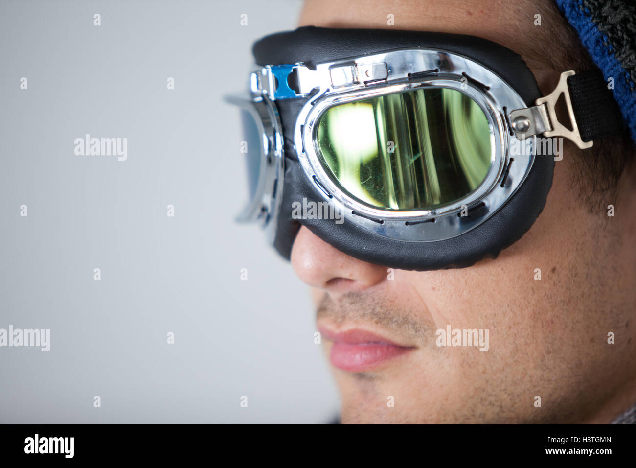 Wearing aviator sunglasses hi-res stock photography and images - Alamy